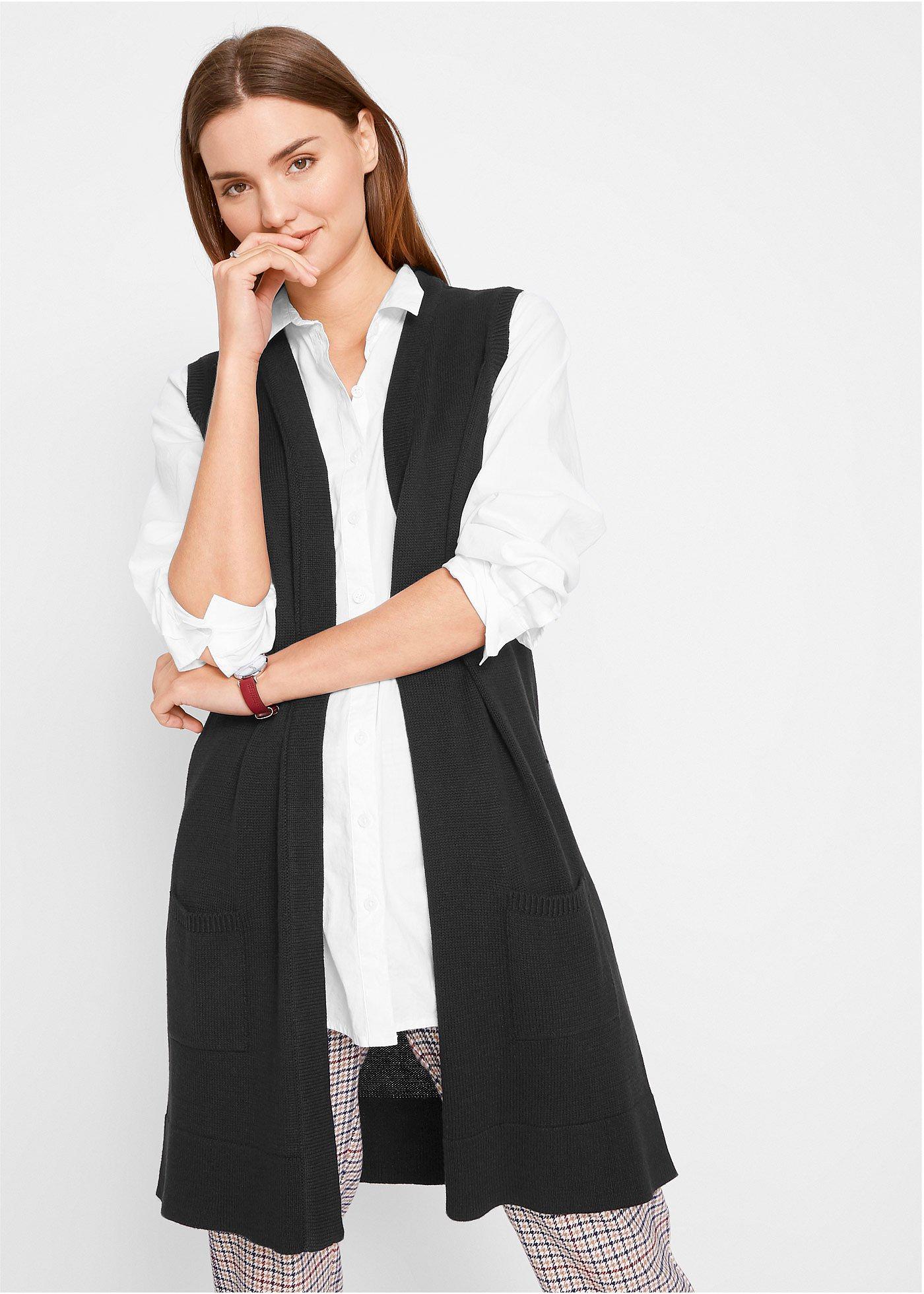 Dlouhá pletená vesta s kapsami a bez zapínání - černá